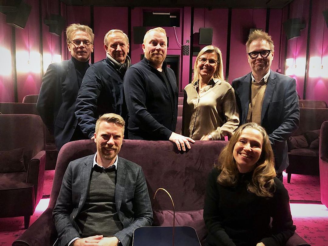 Filmikamarin hallitus 2023. Istumassa puheenjohtaja Katarina Nyman ja ...